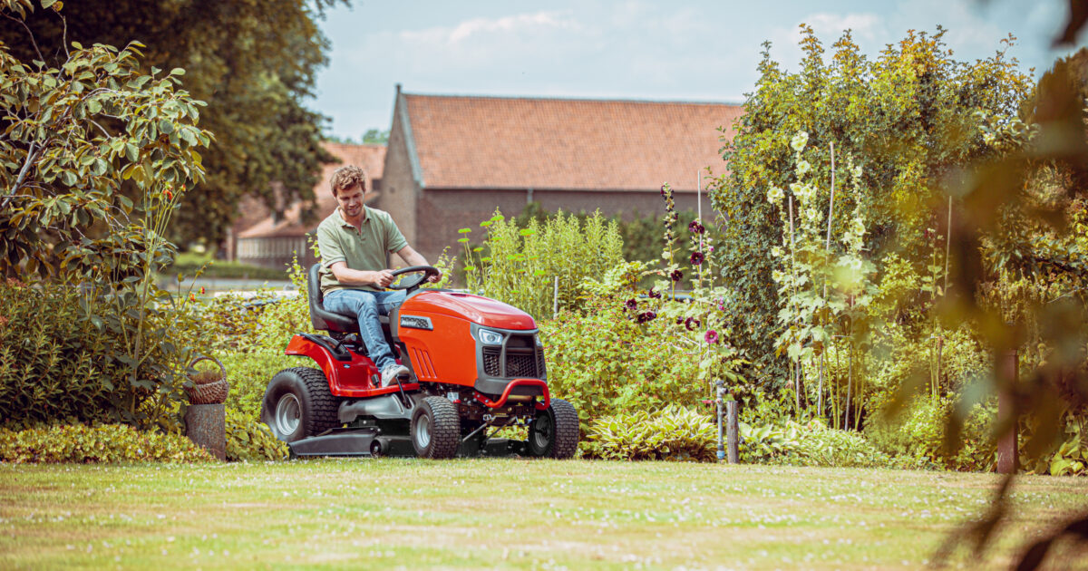 Why use a side discharge mower deck? | Snapper